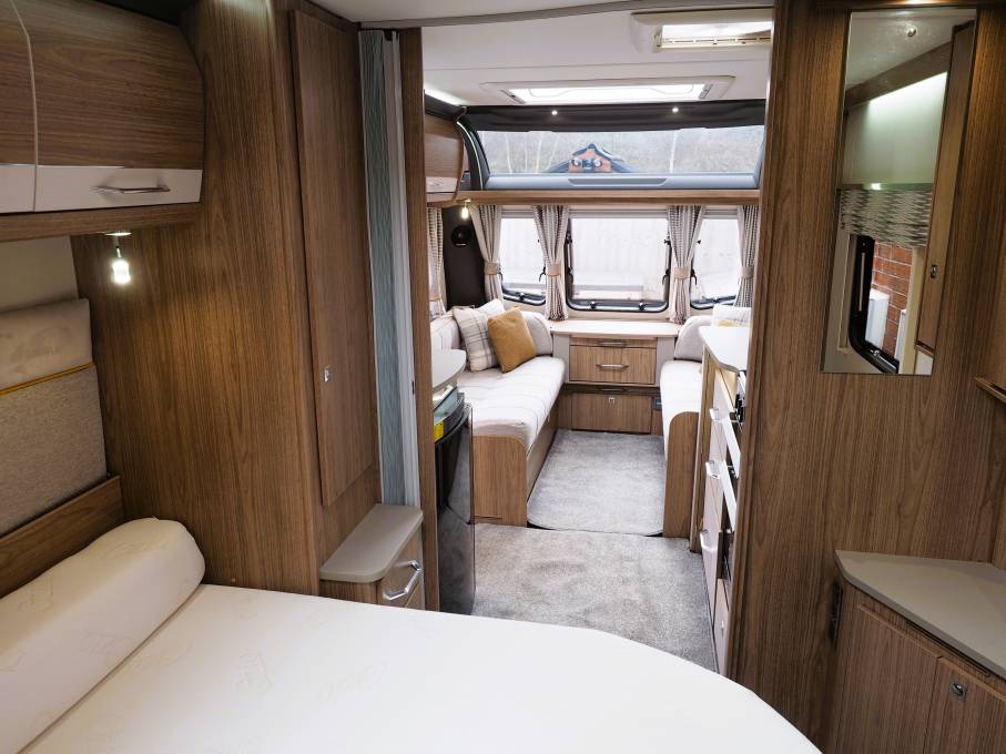 2018 Coachman VIP 575, 4 Berth, Fixed Transverse Bed, Auto Motor Movers