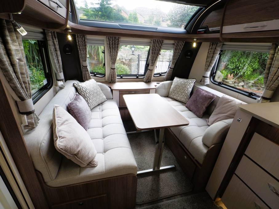 Coachman VIP 575, Premium 4 Berth, Motor Mover, Solar