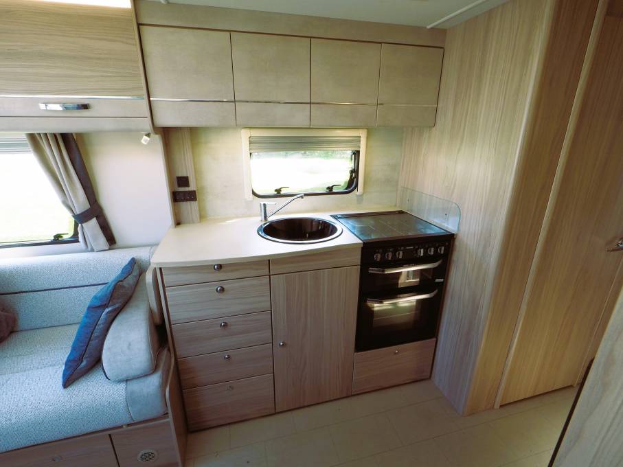Elddis Chatsworth 868, Fixed Beds, 6 Berth, Solar