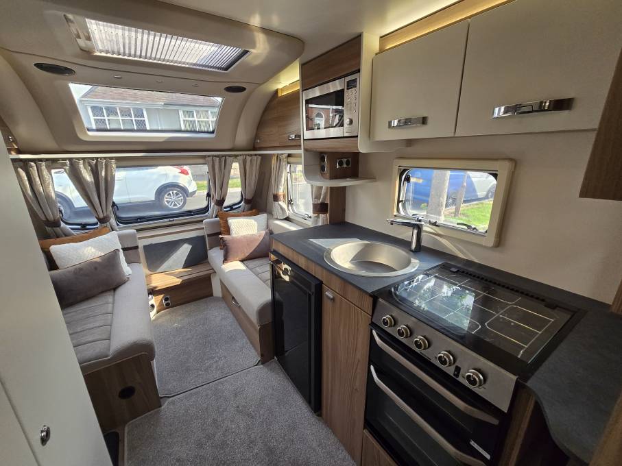Swift Freestyle S4 Fixed French Bed 4 Berth Caravan For Sale