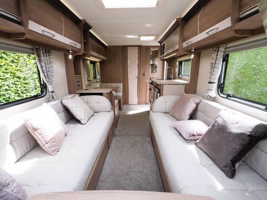 Coachman VIP Vogue 520, 3 Berth, Motor Mover, Solar Panel, ATC