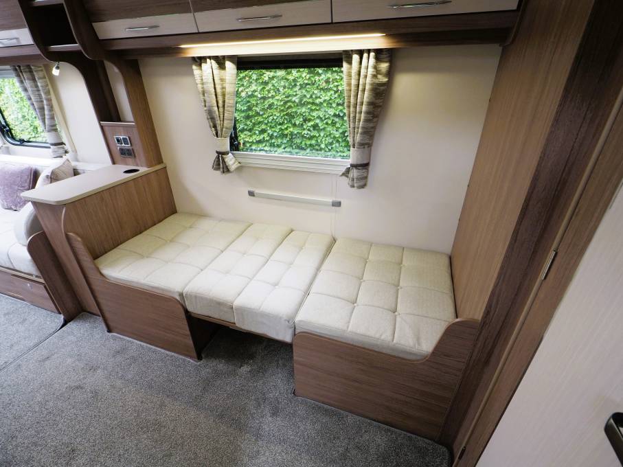Coachman VIP Vogue 520, 3 Berth, Motor Mover, Solar Panel, ATC