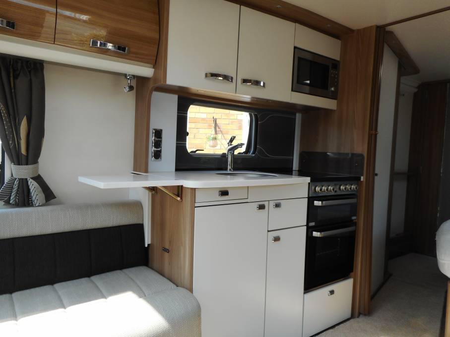 Swift Elegance 630 2015, 4 Berth Fixed Bed Modern Caravan For Sale